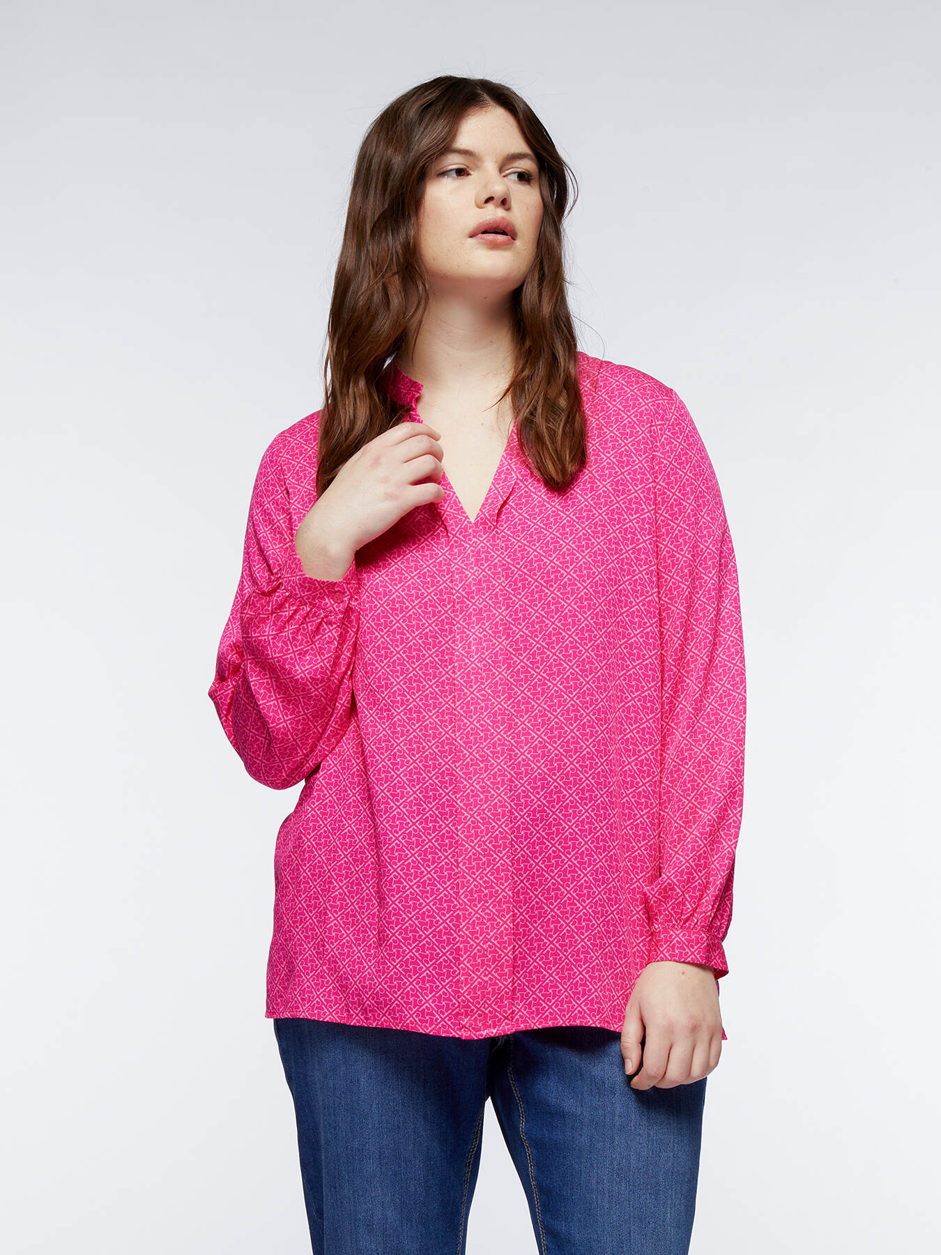Blusa con loghi stampati