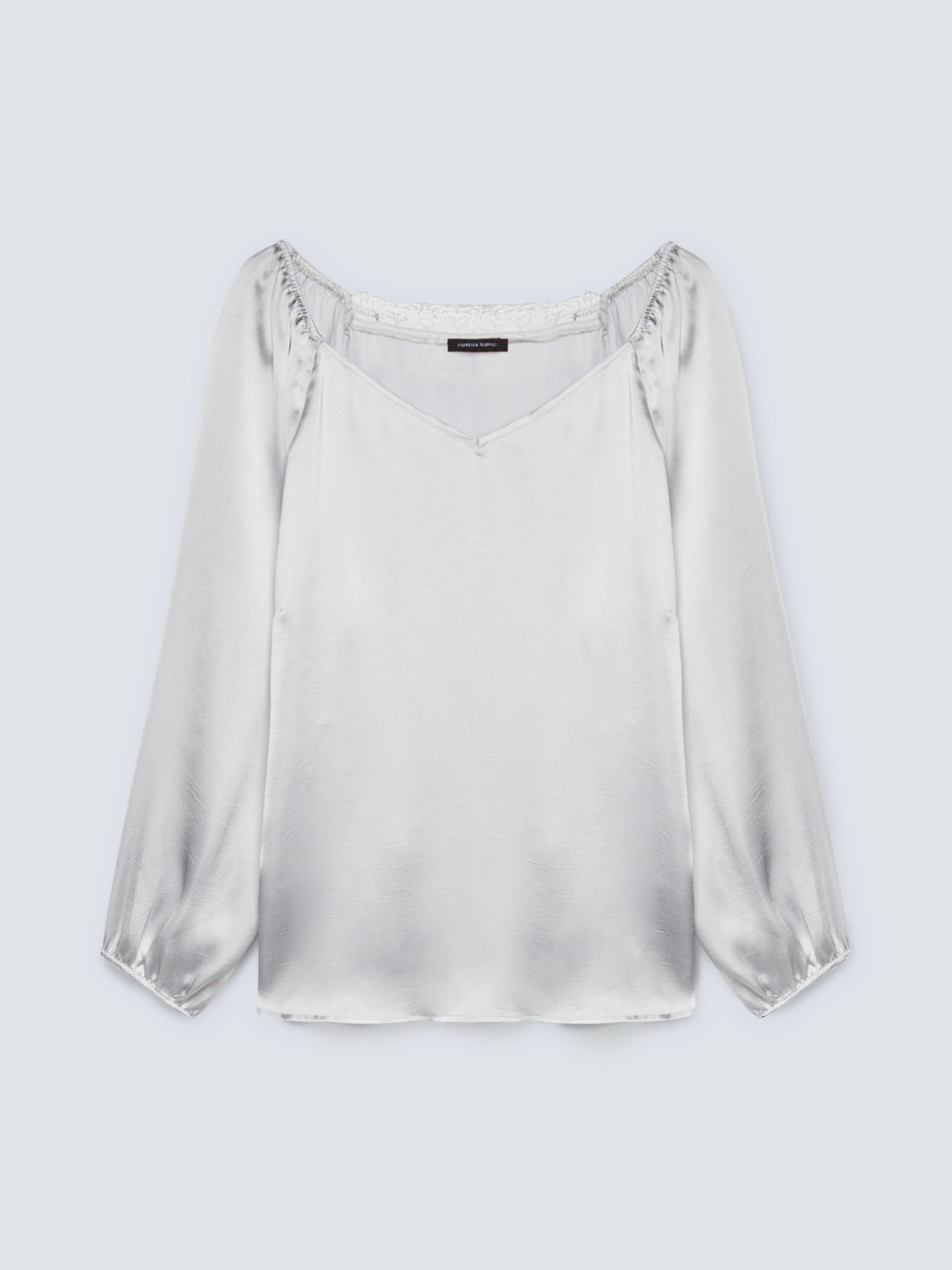 Blusa de raso con borde de encaje en la parte posterior