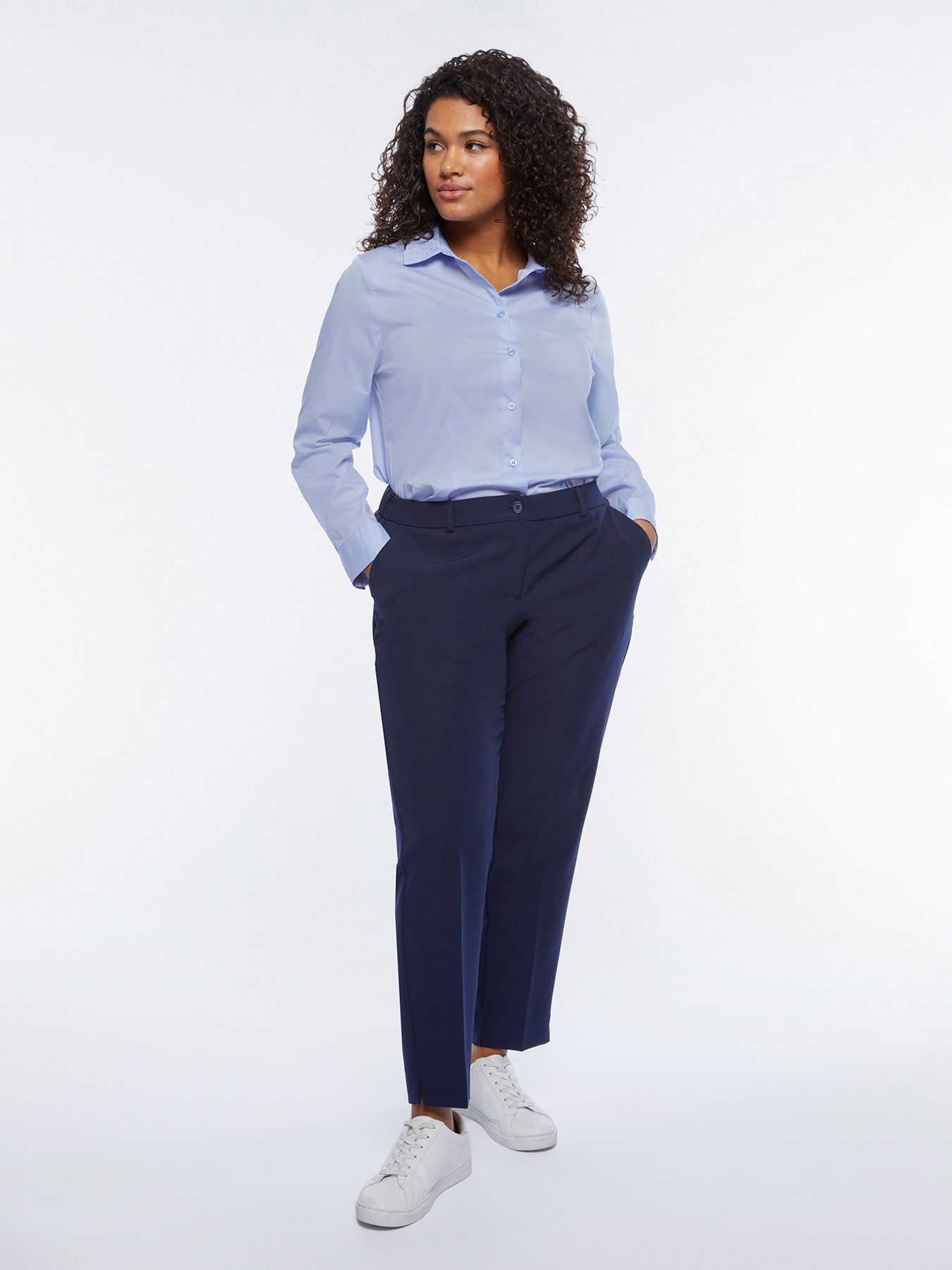 Camicia con applicazioni sul colletto